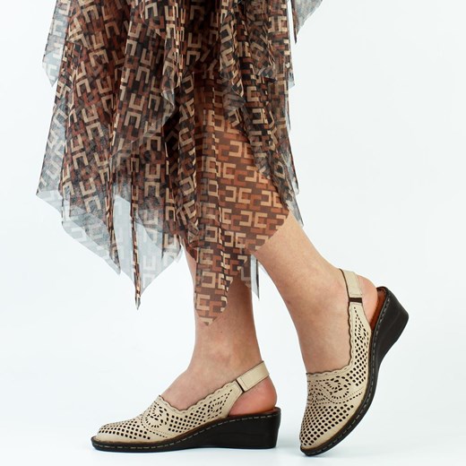 Beżowe skórzane sandały damskie na koturnie z zakrytymi palcami VINCEZ ...