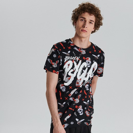 Cropp - Koszulka z nadrukiem all over Czarny